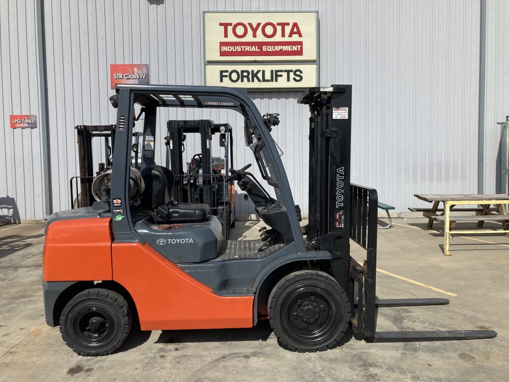 TOYOTA 6,000 LBS. CAPACITY PNEUMATIC TIRED FORKLIFT - LTCenter