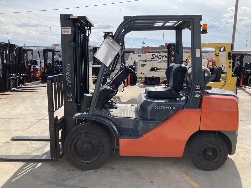 TOYOTA 6,000 LBS. CAPACITY PNEUMATIC TIRED FORKLIFT - LTCenter