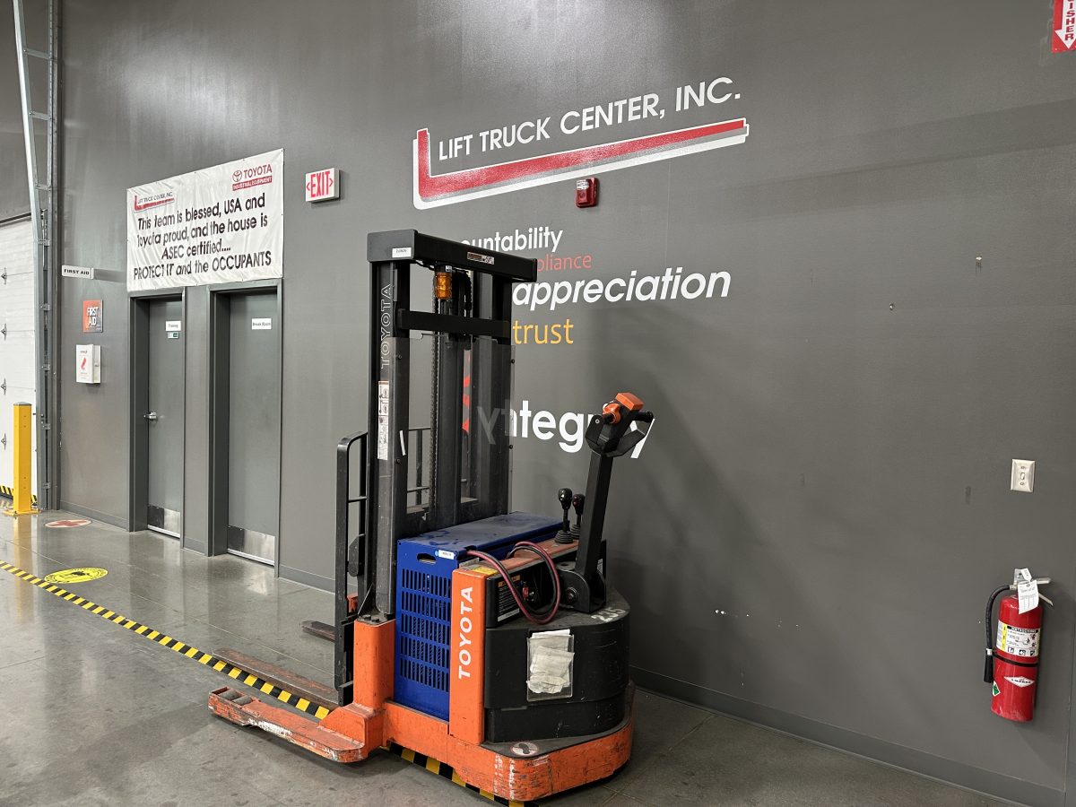TOYOTA 3,000 LBS. CAPACITY ELECTRIC REACH STACKER - LTCenter