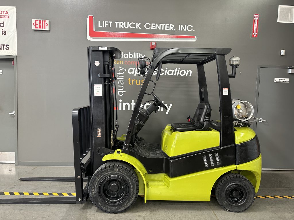 CLARK 5,000 LBS. CAPACITY PNEUMATIC TIRED FORKLIFT - LTCenter