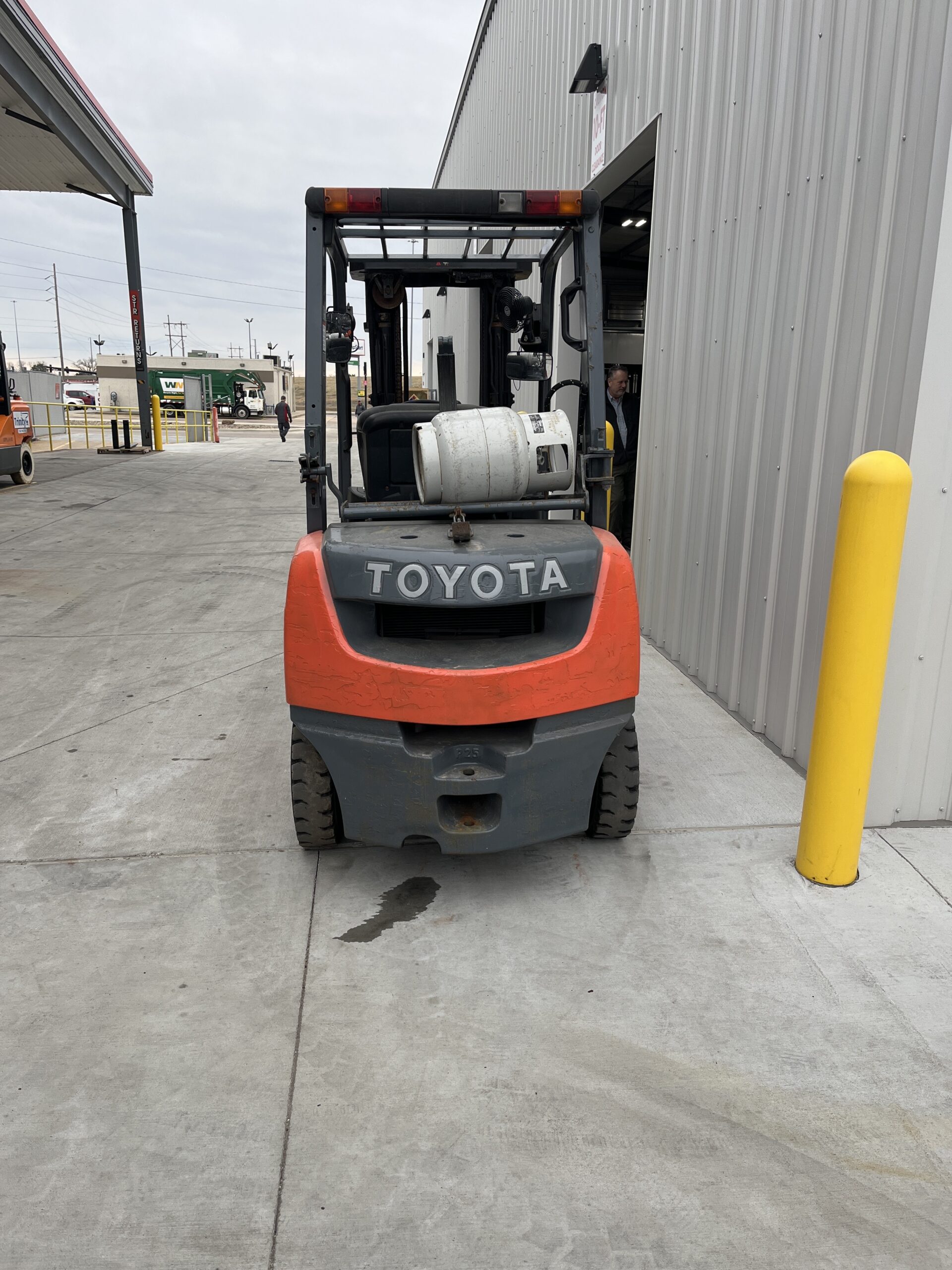 TOYOTA 5,000 LBS. CAPACITY PNEUMATIC TIRED FORKLIFT - LTCenter